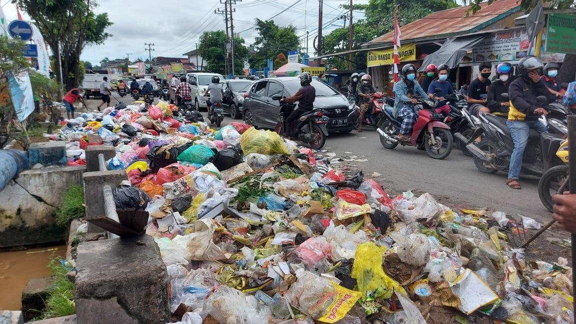 Tiga Hari Menumpuk, Warga Jalan Cendana Keluhkan Sampah Berserakan