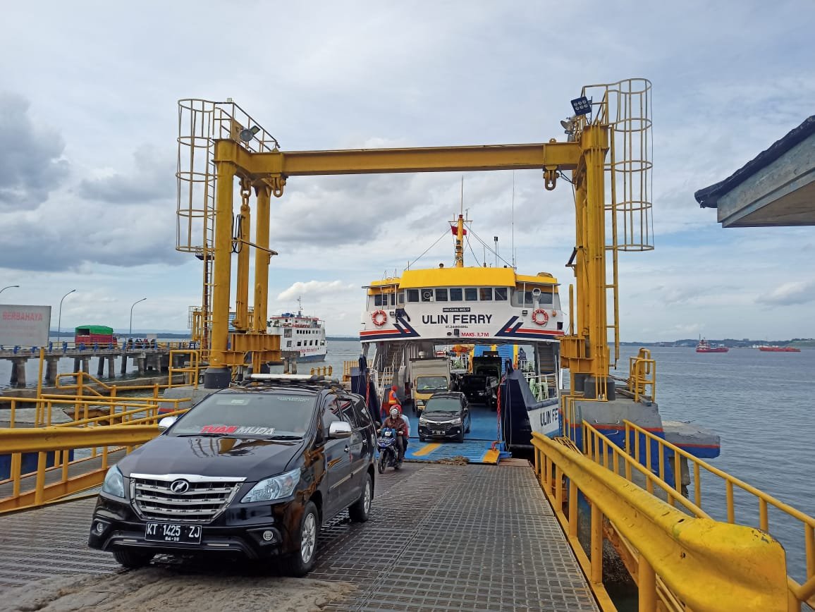 Jelang Tahun Baru, Penumpang Kapal Penyeberangan Balikpapan-Penajam ...