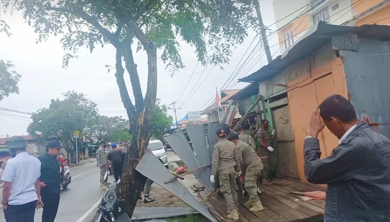 Lapak Dagangan di Trotoar Jalan KS Tubun Dibongkar Paksa Satpol PP