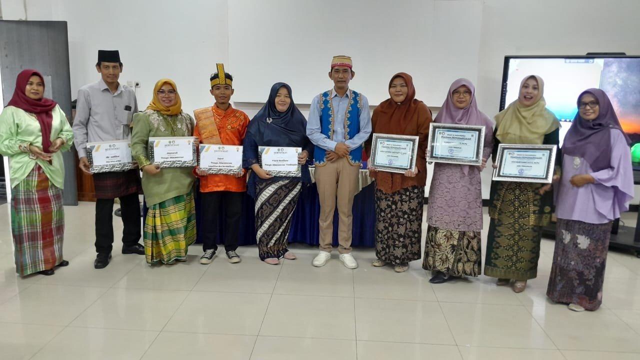 SMA Negeri 16 Samarinda Beri Penghargaan bagi Tenaga Pendidik